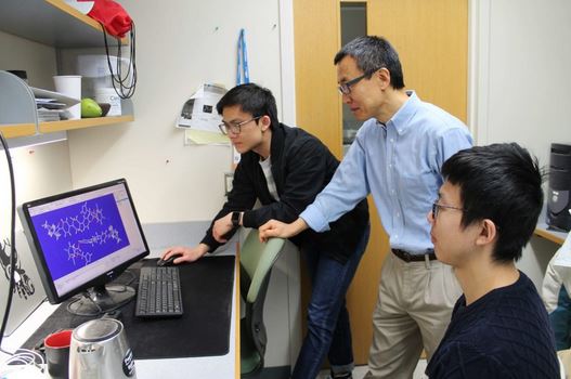 grad student chats with Dr. Yu